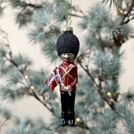 Garder julepynt - Klædt i flot tøj med flag - Køb her